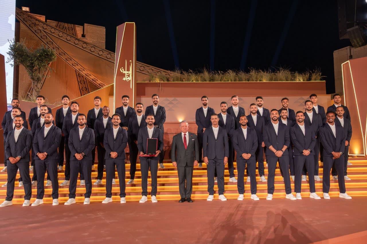 هكذا كرّم العاهل الأردني لاعبي منتخب "النشامى" بعيد الاستقلال الـ80