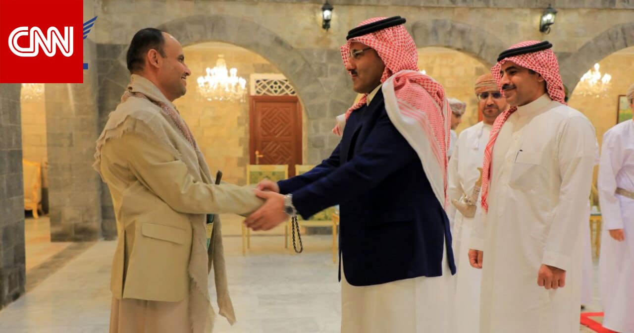 بعد ثماني سنوات من الحرب مصافحة بين وفد سعودي ومسؤولين حوثيين في