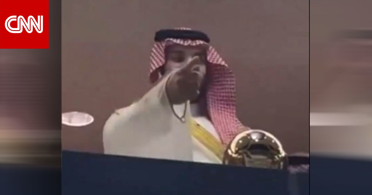 السعودية فيديو إشارة من محمد بن سلمان ترفع مشجعا للمنصة بمباراة