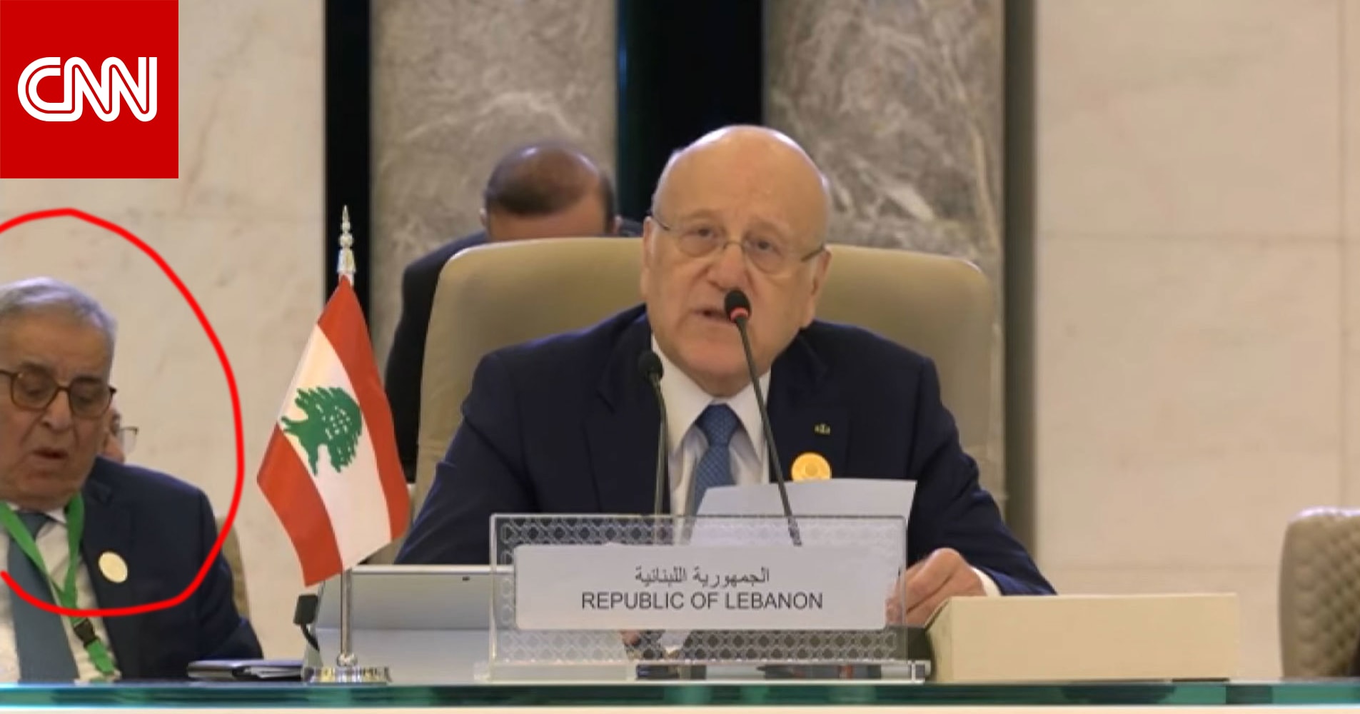 الكاميرا تلتقط علكة وزير خارجية لبنان خلال كلمة ميقاتي بالقمة العربية