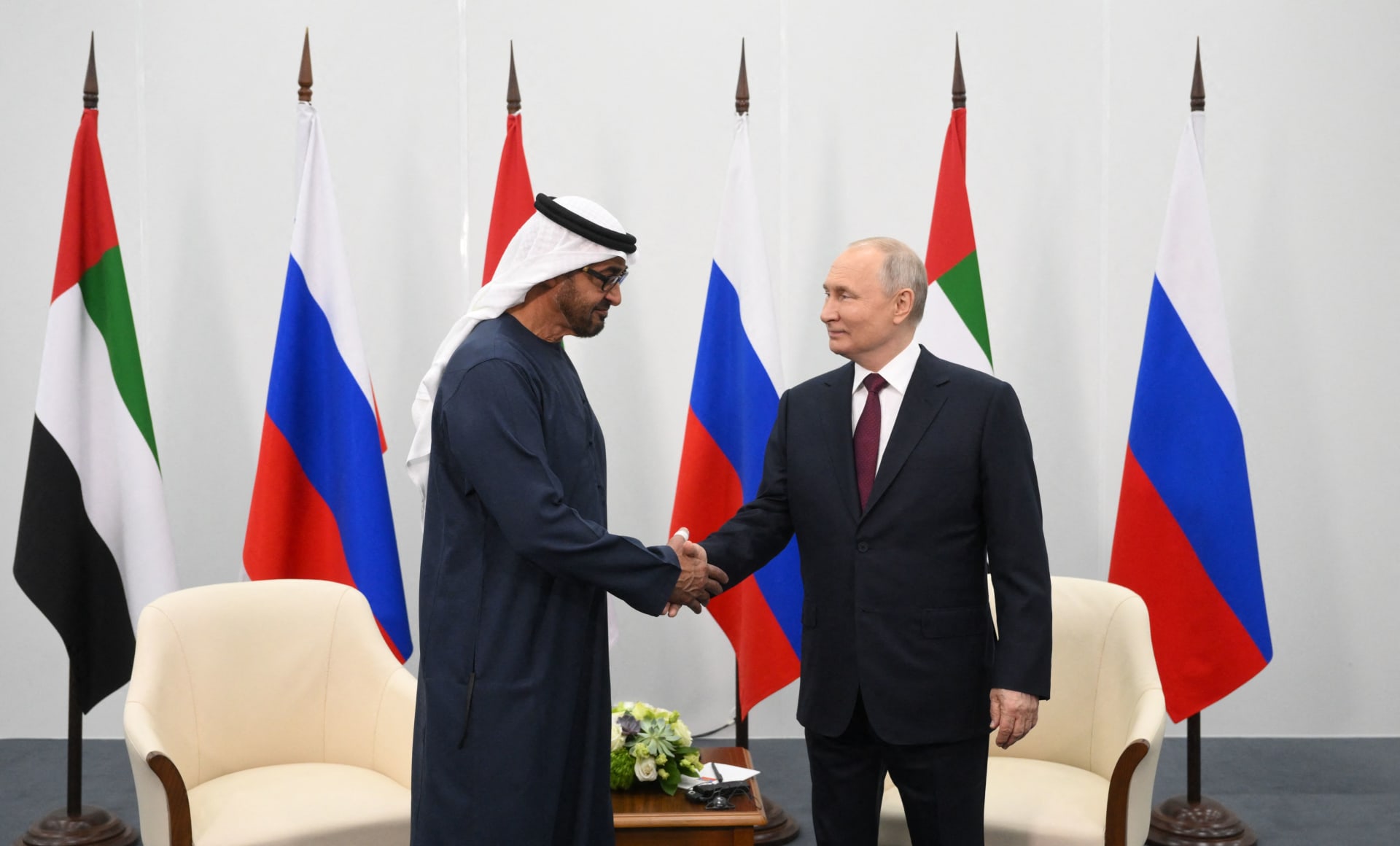 أنور قرقاش لـcnn العلاقات مع روسيا مخاطرة محسوبة في عالم يتزايد فيه