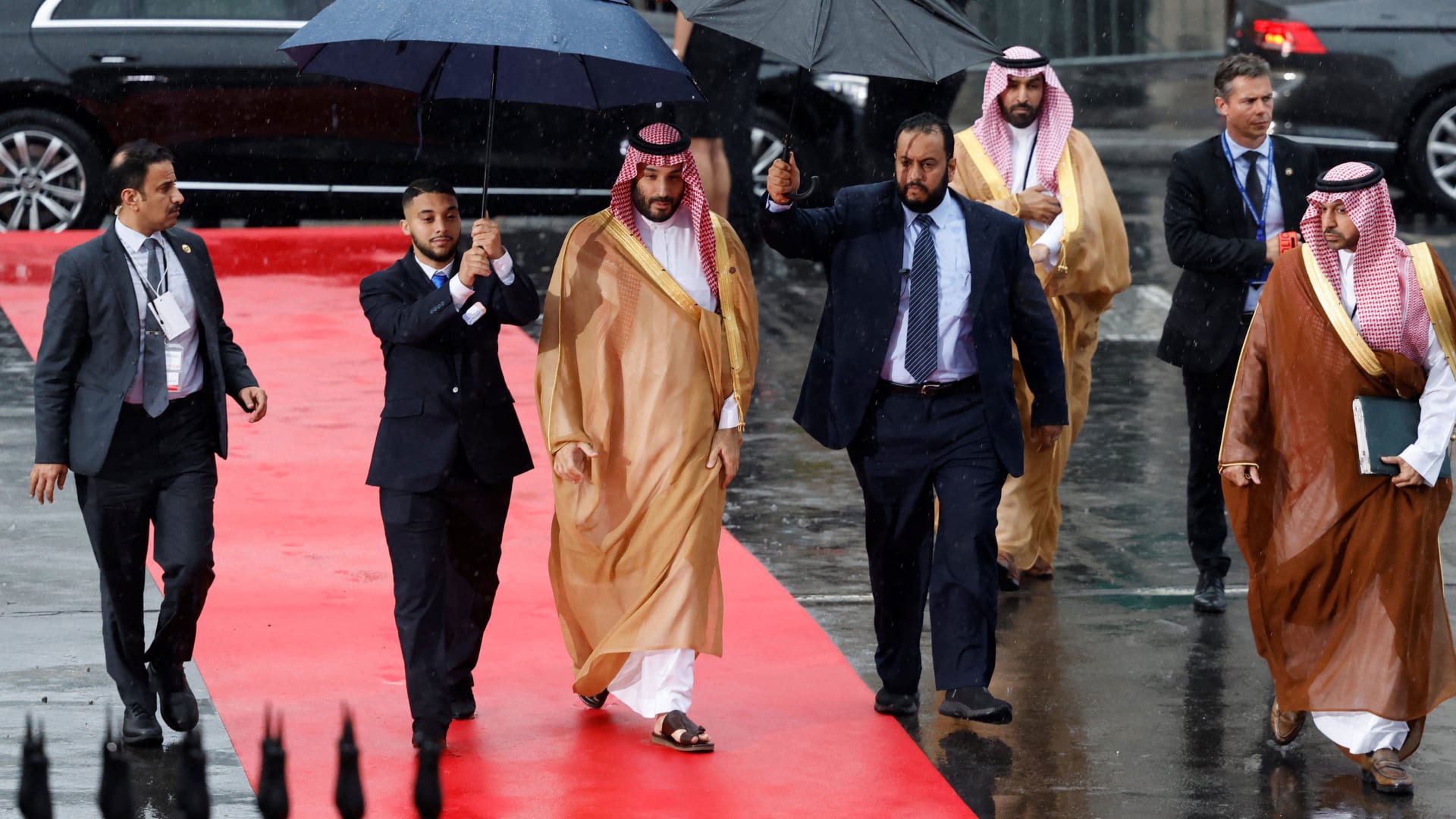 فيديو محمد بن سلمان تحت المظلات بالمطر لحظة نزوله من السيارة بباريس