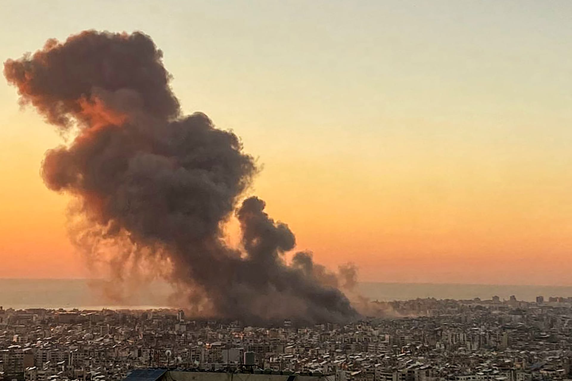 انفجارات قوية في بيروت والجيش الإسرائيلي يُعلن استهداف مقر حزب الله