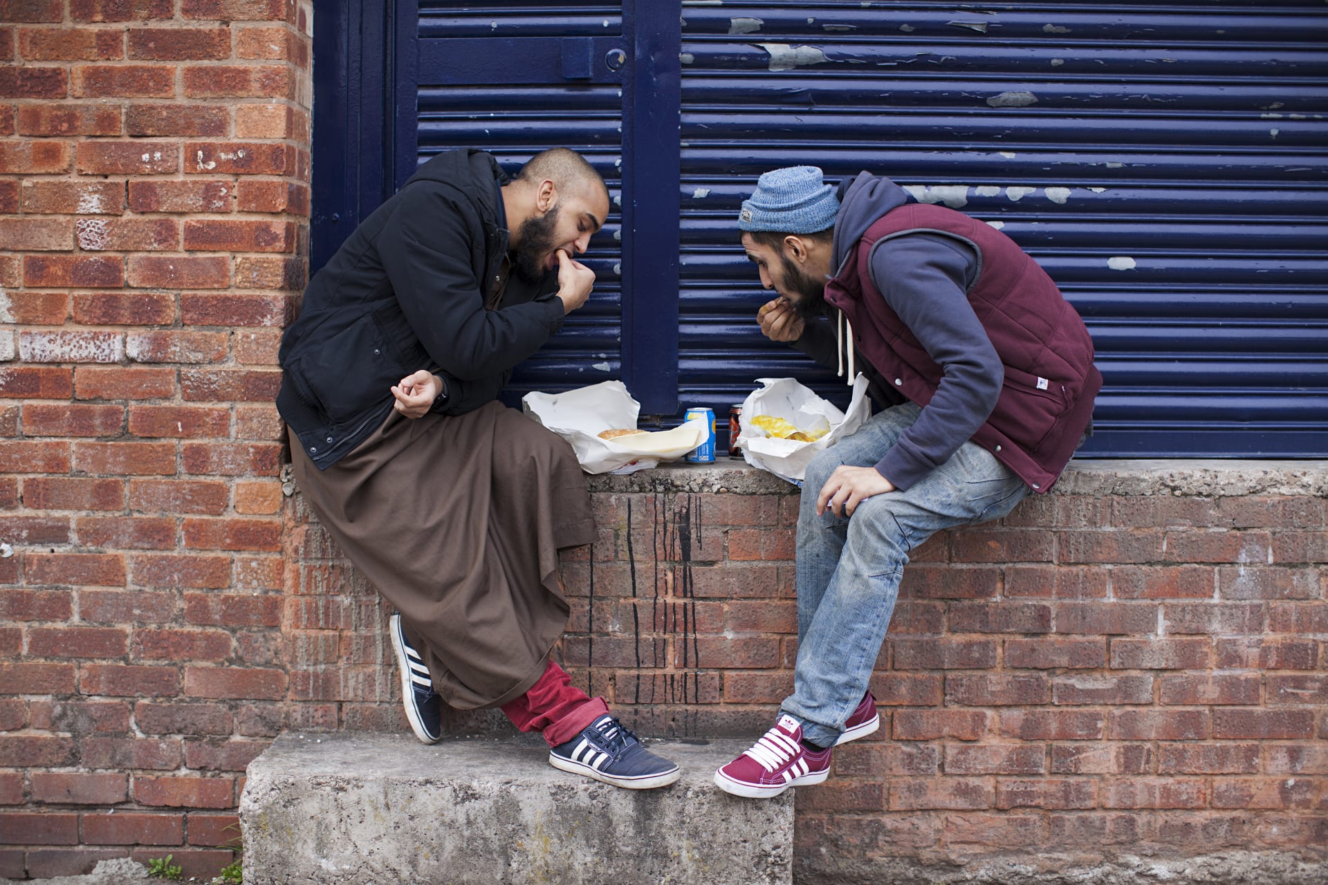 مصور يوثق تضارب الهويات الثقافية عبر توثيق الشباب المسلمين البريطانيين