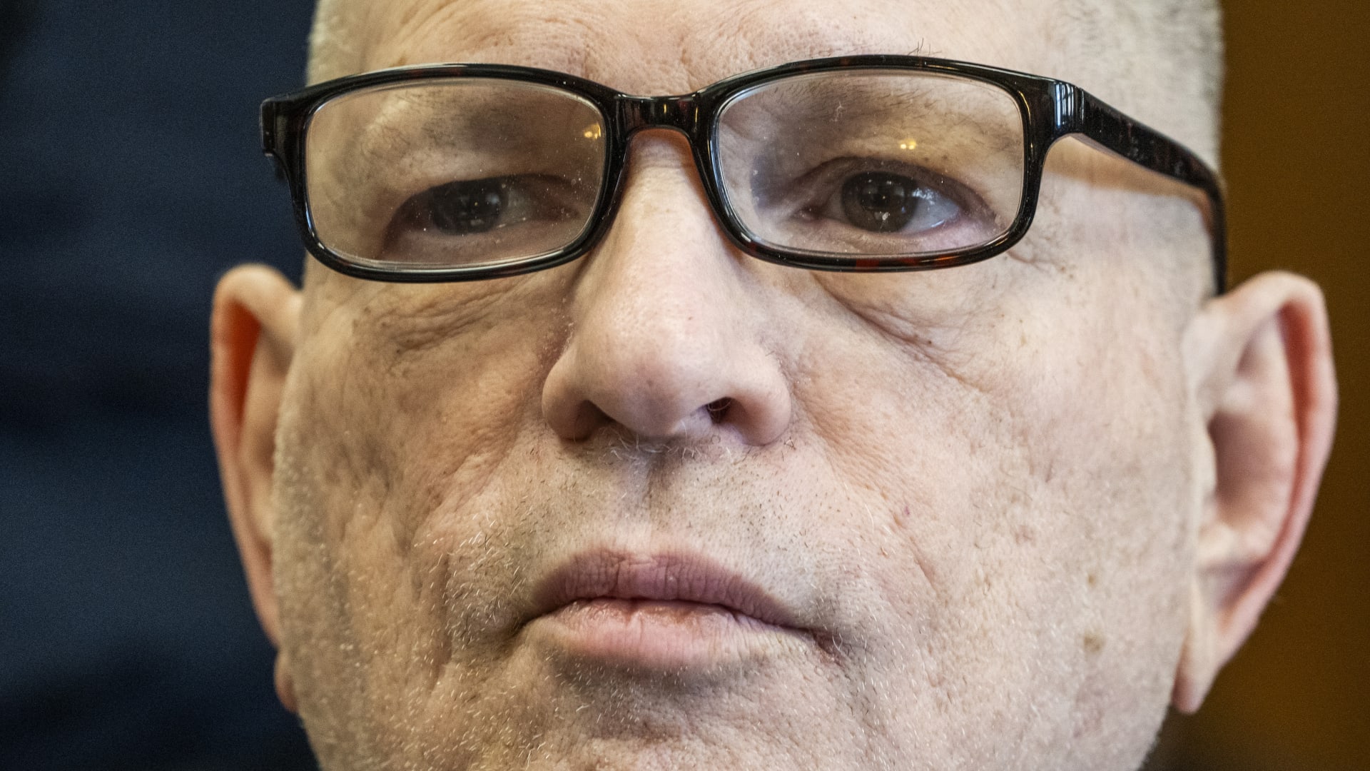 اعتبرت إدانته انتصارا لحركة "MeToo".. ماذا تعني إعادة محاكمة المنتج هارفي واينستين؟