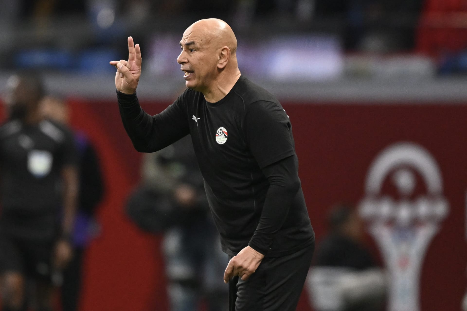 إشارة مُثيرة من حسام حسن للجماهير بعد خسارة مصر أمام السنغال