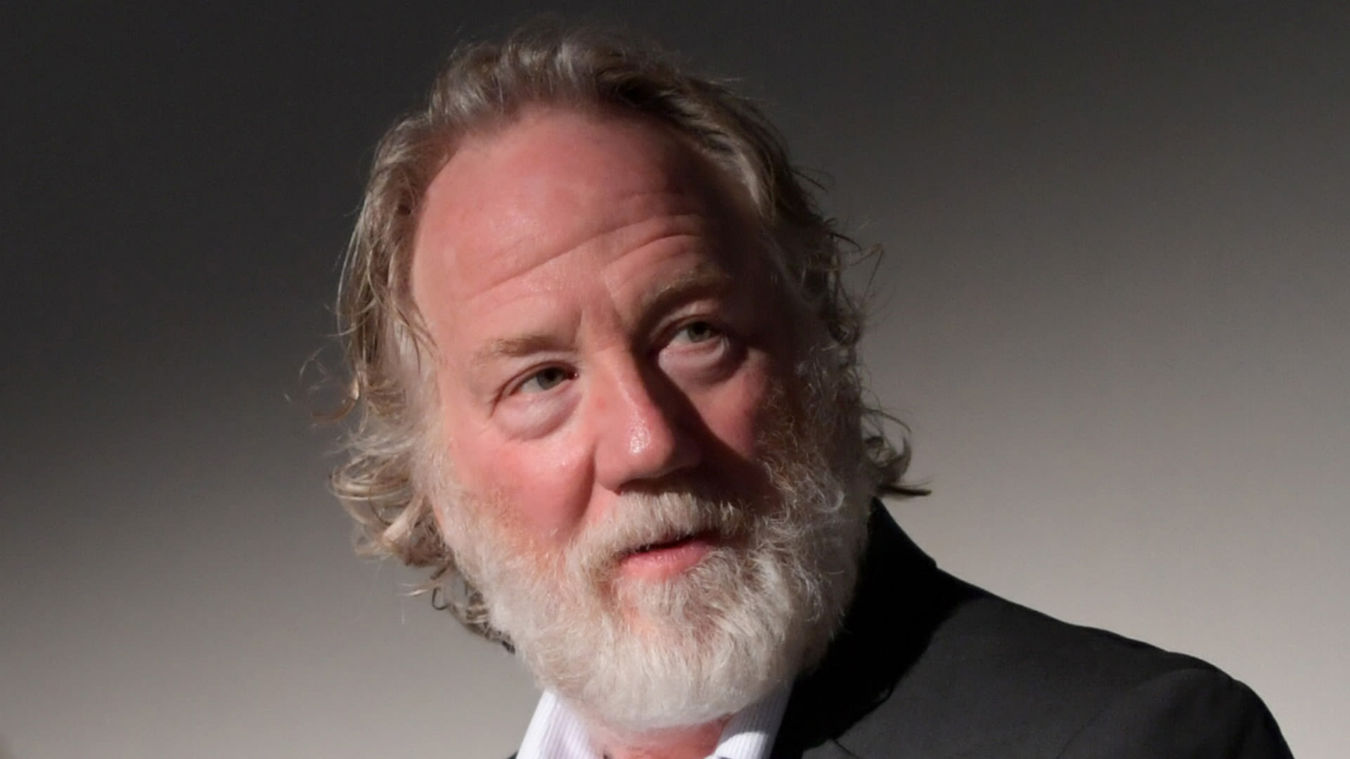 متهم بالاعتداء الجنسي على الأطفال... المخرج تيموثي بوسفيلد يسلم نفسه ...