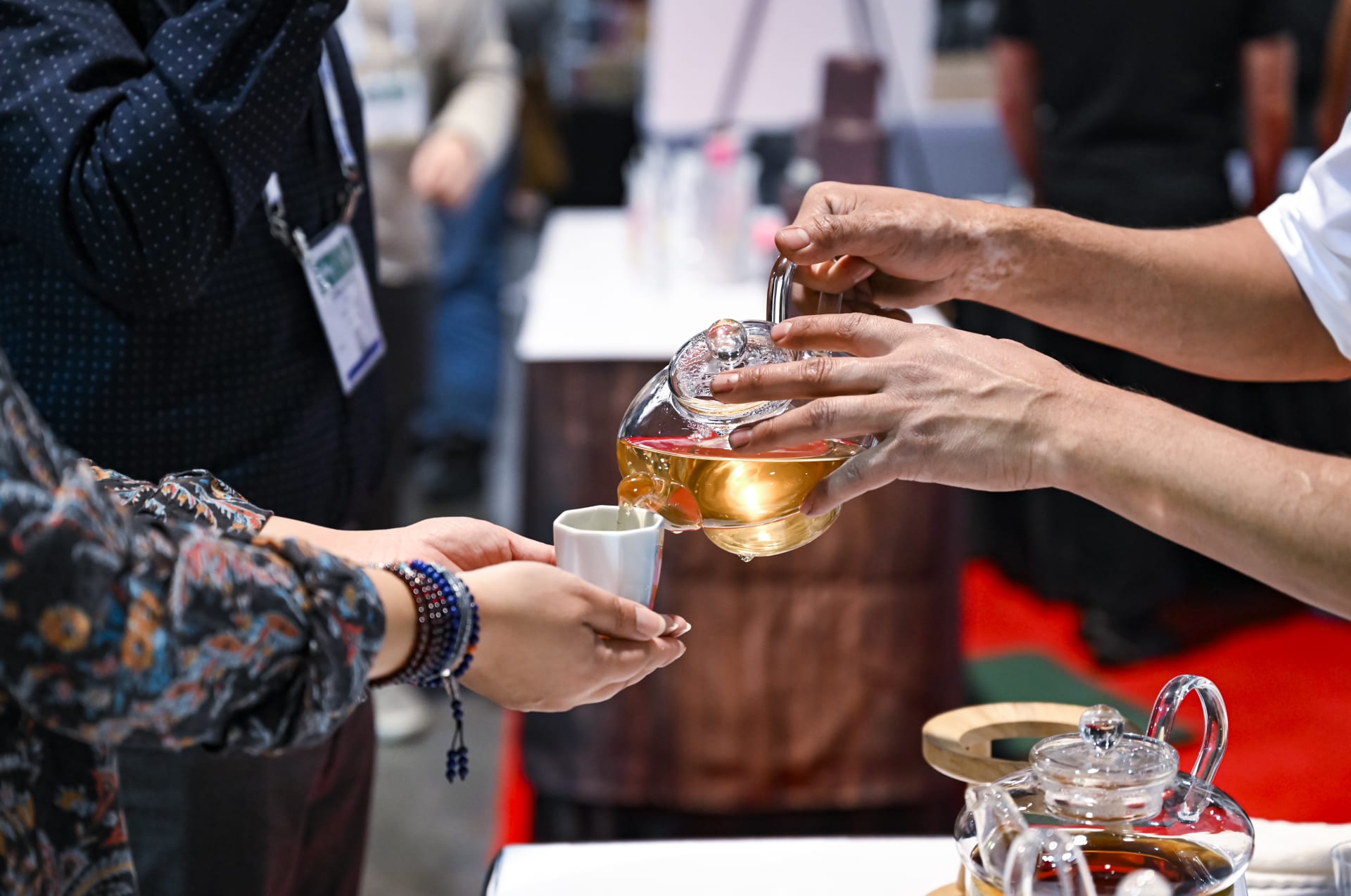 ترند "تحدي الشاي المغلي" يثير جدلًا واسعًا في مصر وسط تحذيرات رسمية