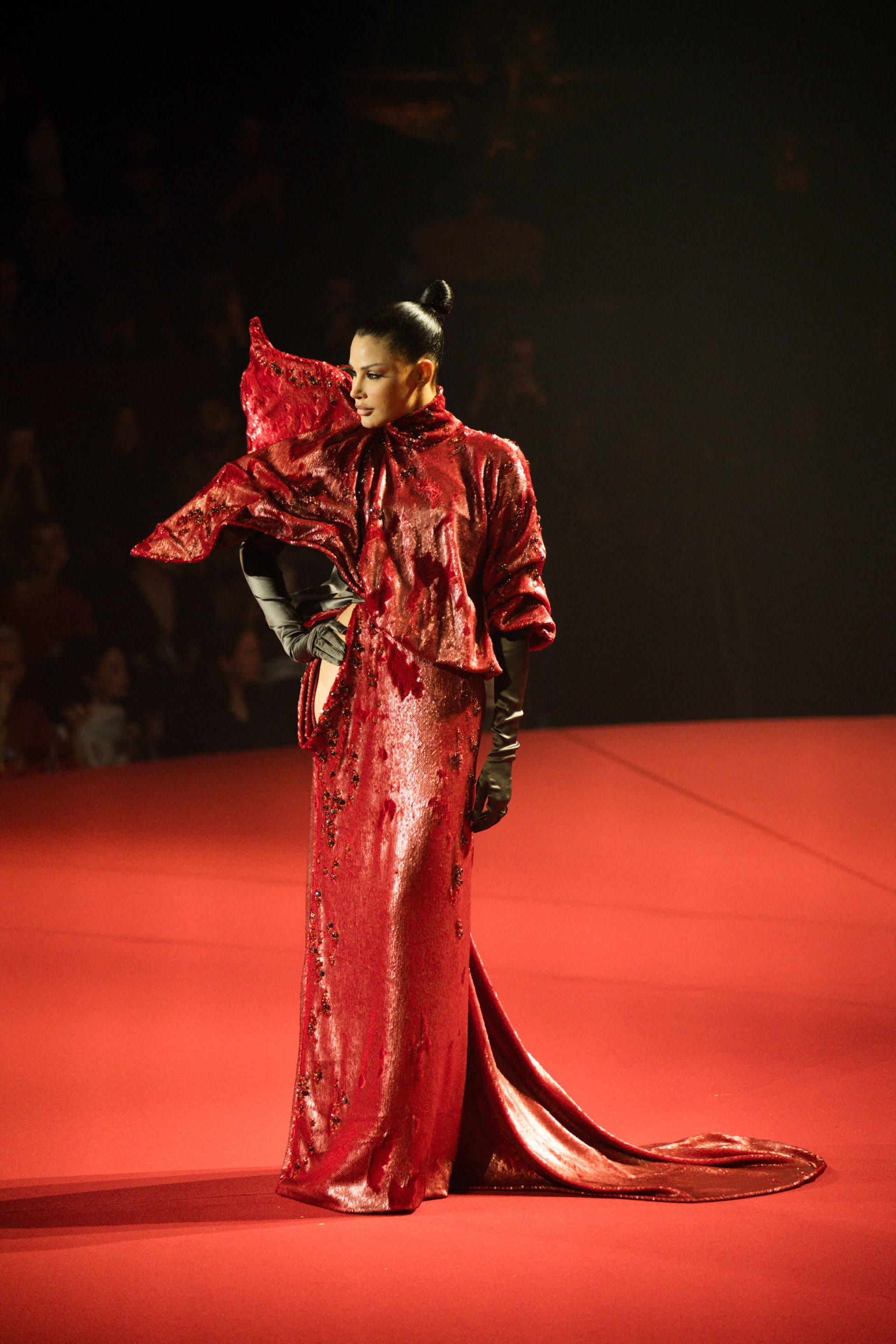 مفاجأة "عربيّة" في أسبوع باريس.. مغنيّة تونسيّة تتحوّل إلى عارضة أزياء