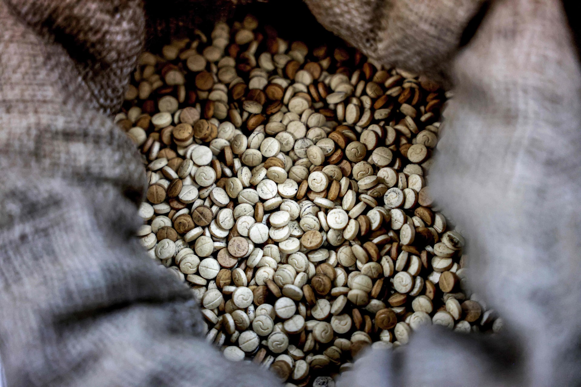 داخلية السعودية تكشف عن مساهمتها بضبط معمل لتصنيع مخدرات مع لبنان