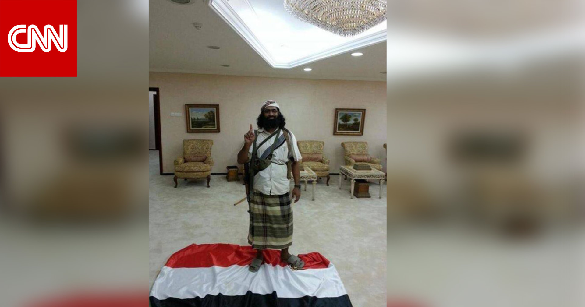 انتشار صورة لخالد باطرفي أحد قيادات القاعدة وهو يدوس العلم اليمني