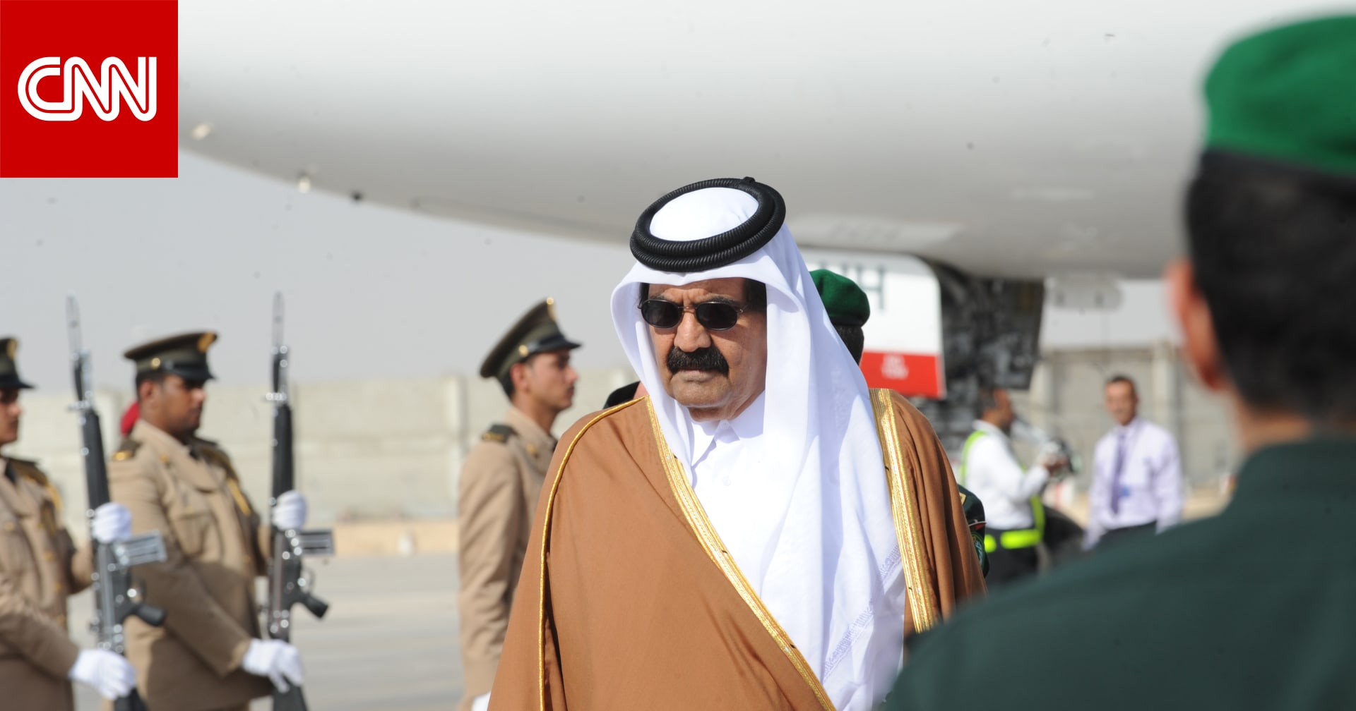 Under the rain.. Interact on a picture of the father of the Emir of ...