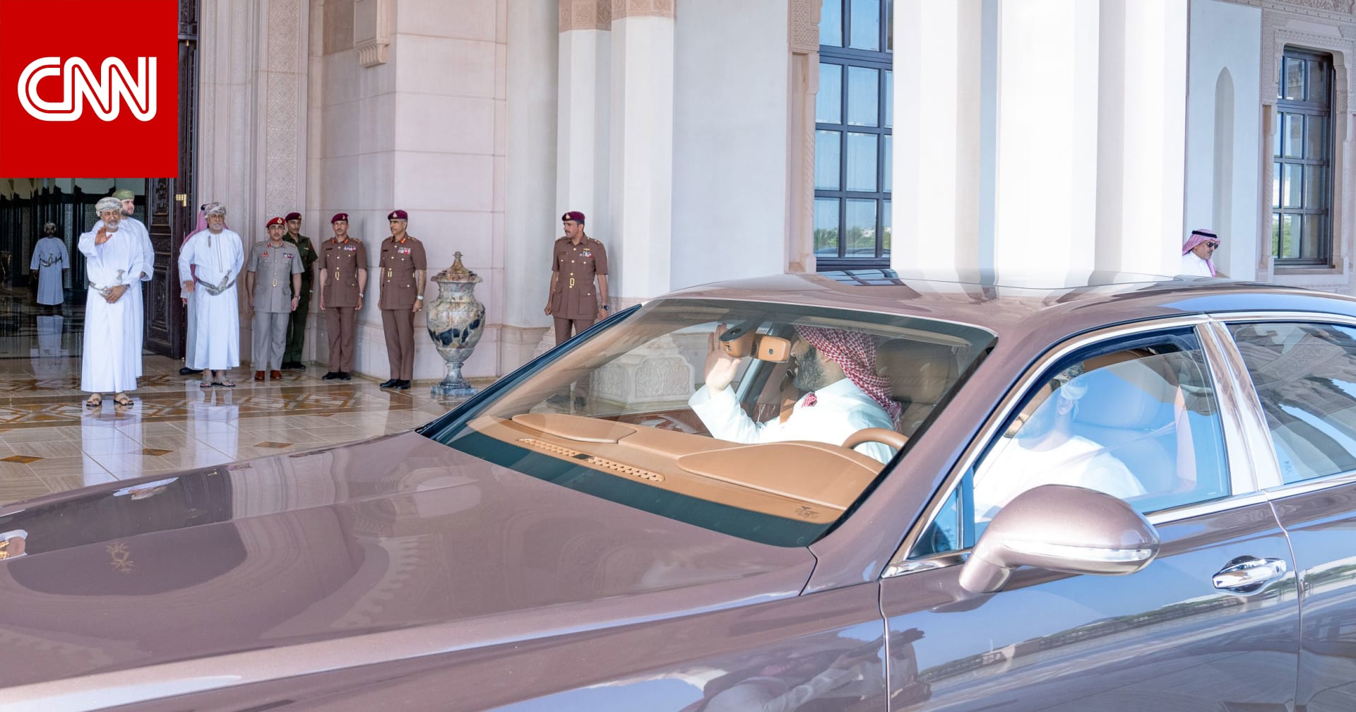 سيارة بنتلي وعناق فيديو استقبال سلطان عُمان لمحمد بن سلمان يثير