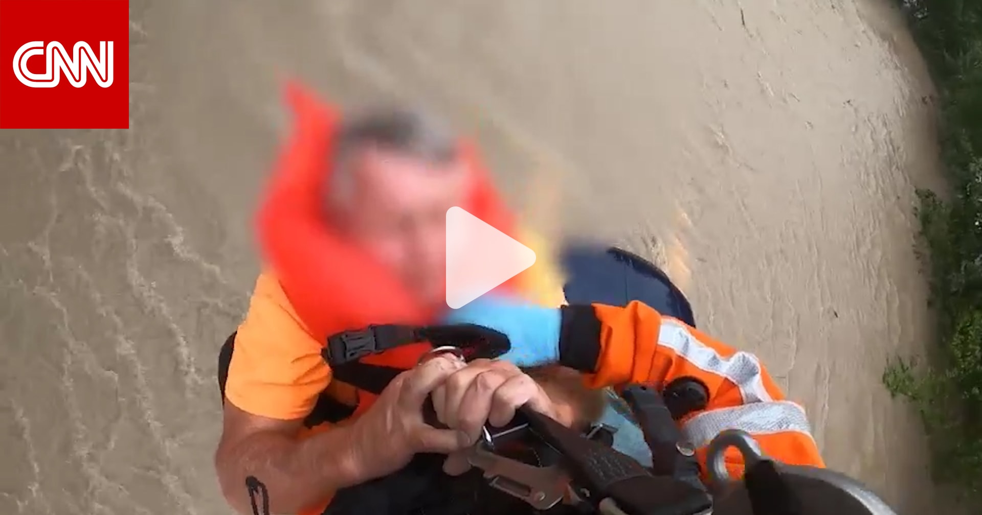 شاهد لحظة إنقاذ رجل بمروحية من سيارة عالقة على جسر مغمور بالمياه