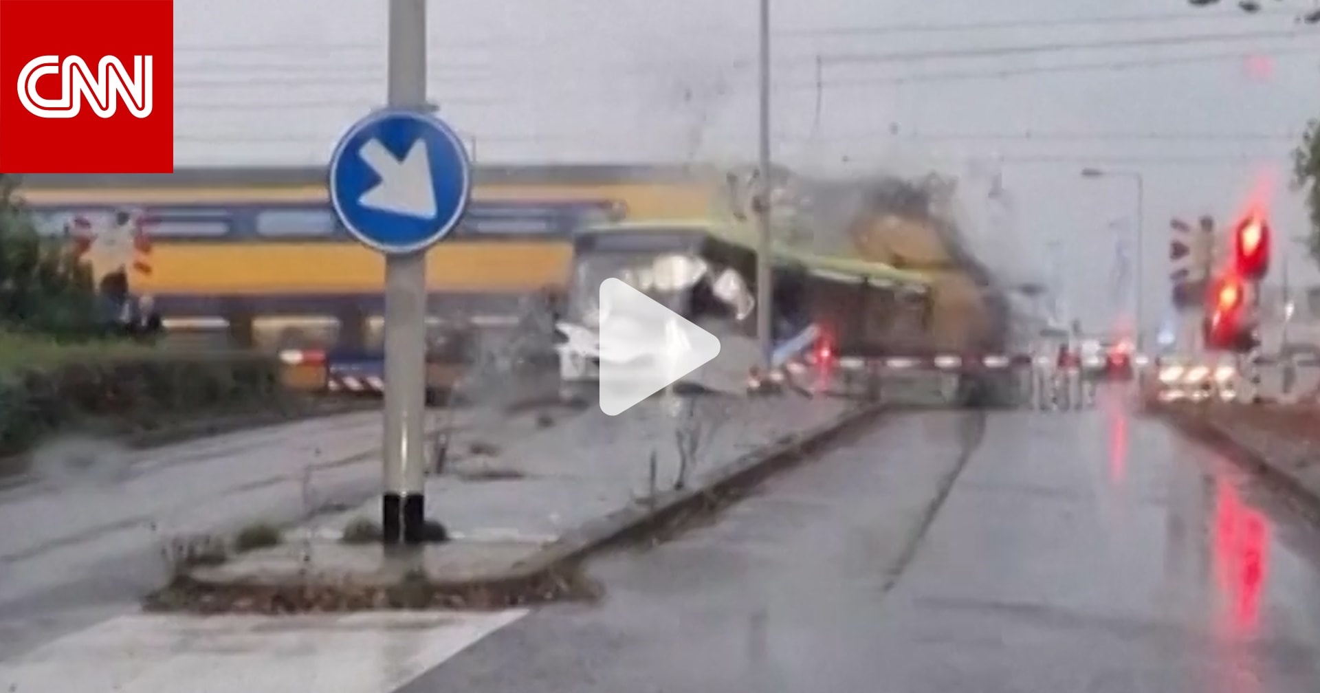 سحقها وقسمها لنصفين.. شاهد ما حدث لحافلة ركاب علقت أمام قطار مسرع - CNN Arabic