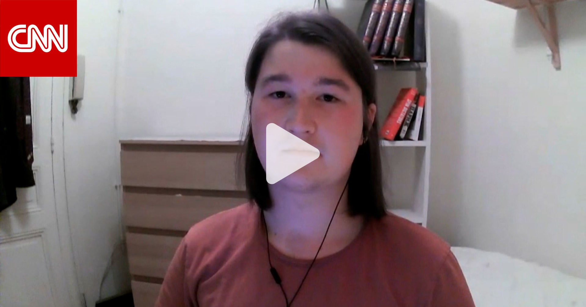 طالب روسي يرسم عبارة "بوتين = الحرب" على جدار.. استمع إلى ما حدث له بعد ذلك - CNN Arabic