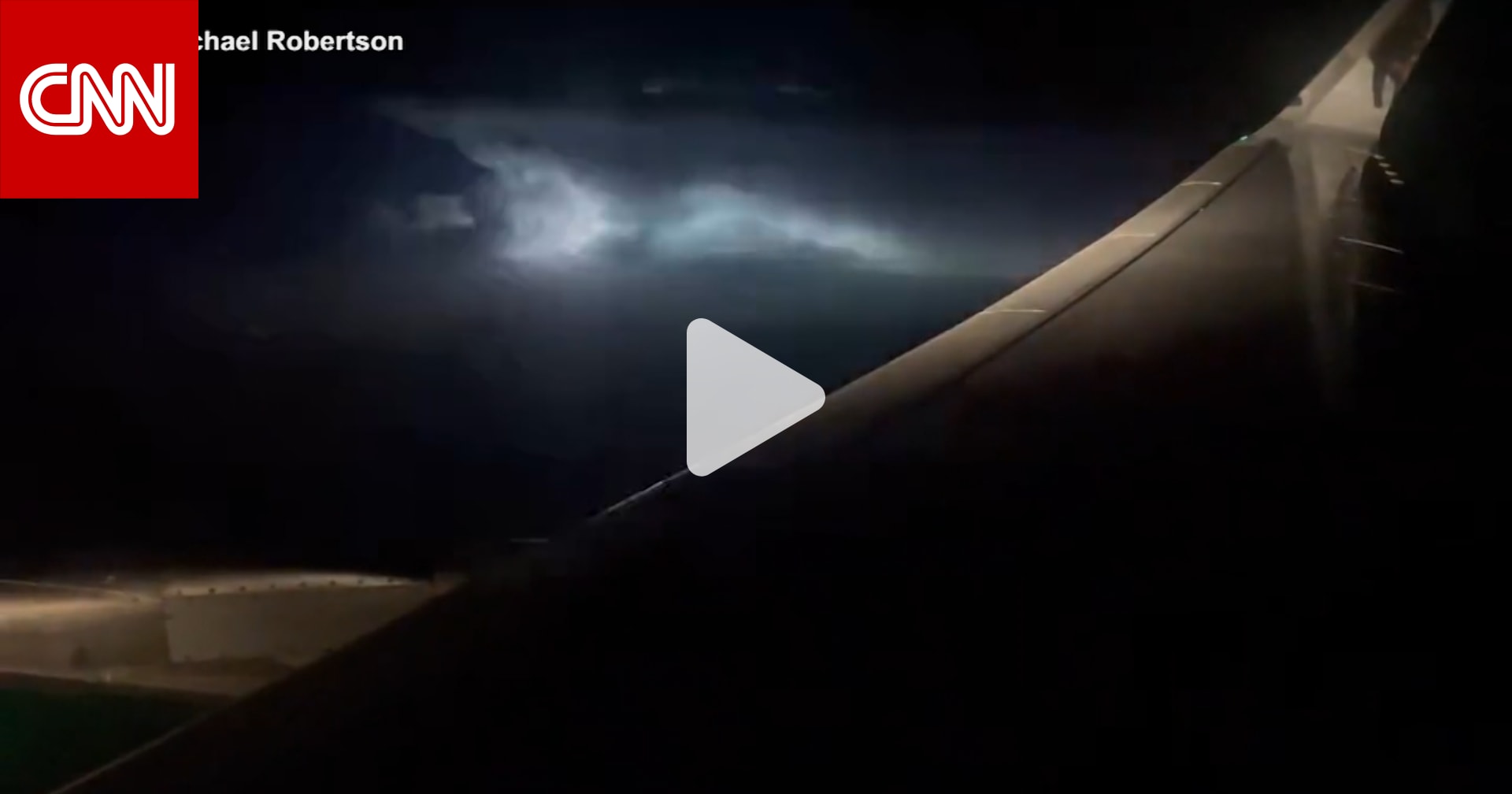 مشهد لا يصدق راكب طائرة يلتقط بكاميرته عاصفة برق تبدو بلا نهاية