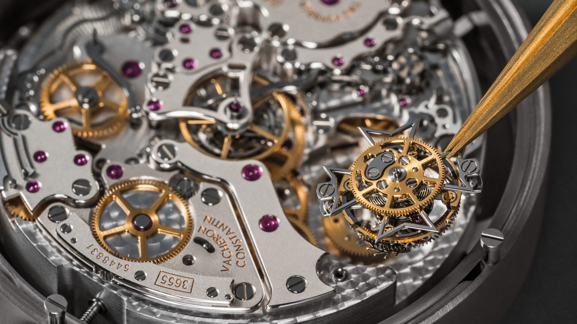 مواجها انتشار الساعات الإلكترونية.. تمسك هذا الرجل بصناعة الساعات ...