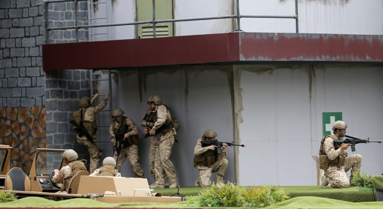 بعد تحرير الإمارات لرهينة بريطاني من القاعدة مغردون المستحيل عند
