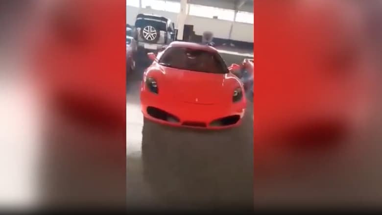 قيمة إحداها 3 ملايين دولار فيديو يظهر أسطول سيارات فارهة في مرآب قصر بشار الأسد