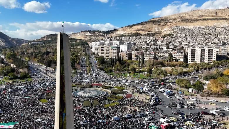 كاميرا Cnn من ساحة الأمويين ترصد لقاءات وهتافات السوريين ابتهاجًا بسقوط حكم الأسد