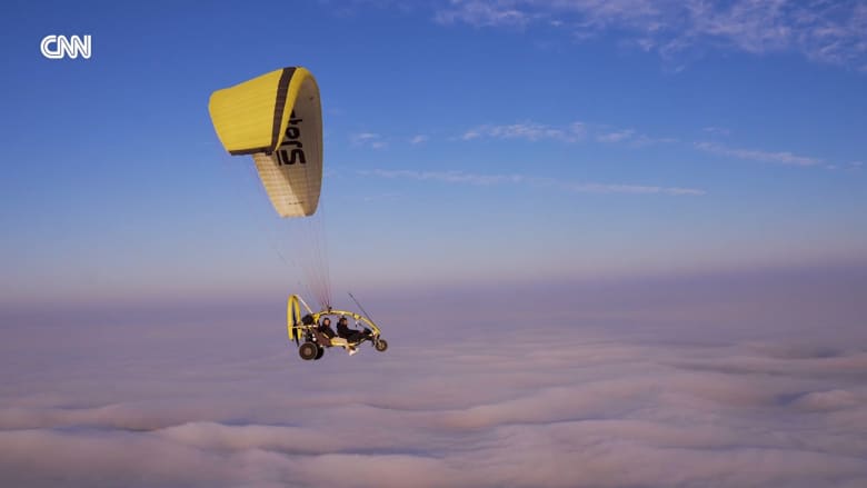 بتجربة تحبس الأنفاس.. مذيع CNN يحلّق فوق صحراء قطر ويكشف جمالها الخلاب