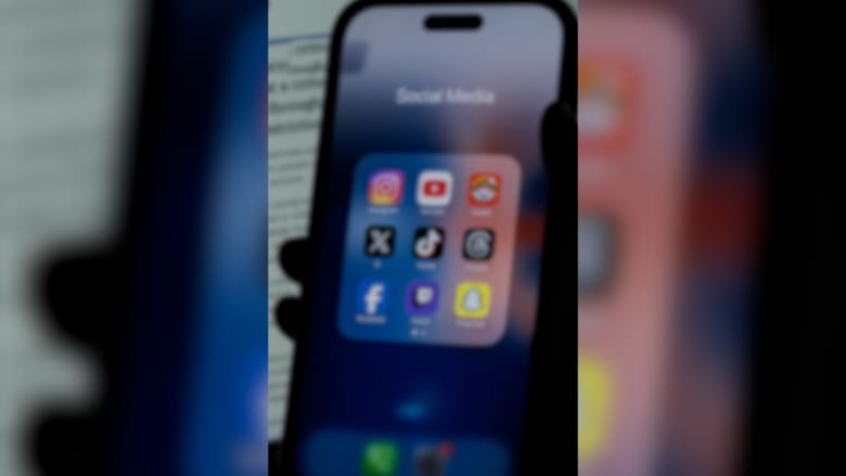 أستراليا تبدأ حظر وسائل التواصل الاجتماعي لمن هم دون سن 16 عامًا