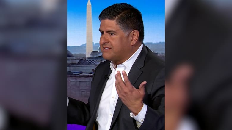 مستشار سابق لحملة ترامب: أحتفظ بجواز سفري دائمًا خوفًا من عمليات الهجرة