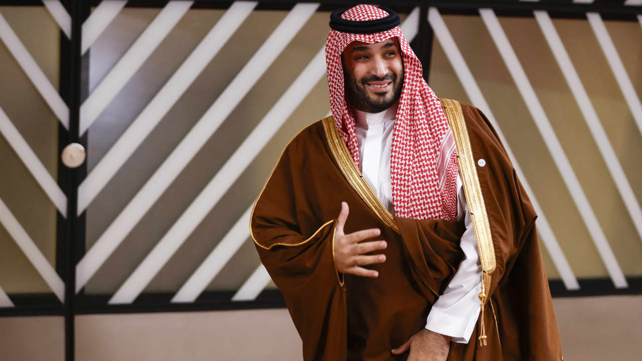 حديث جانبي وابتسامات تفاعل على لقطة اولي العهد السعودي وأمير قطر في