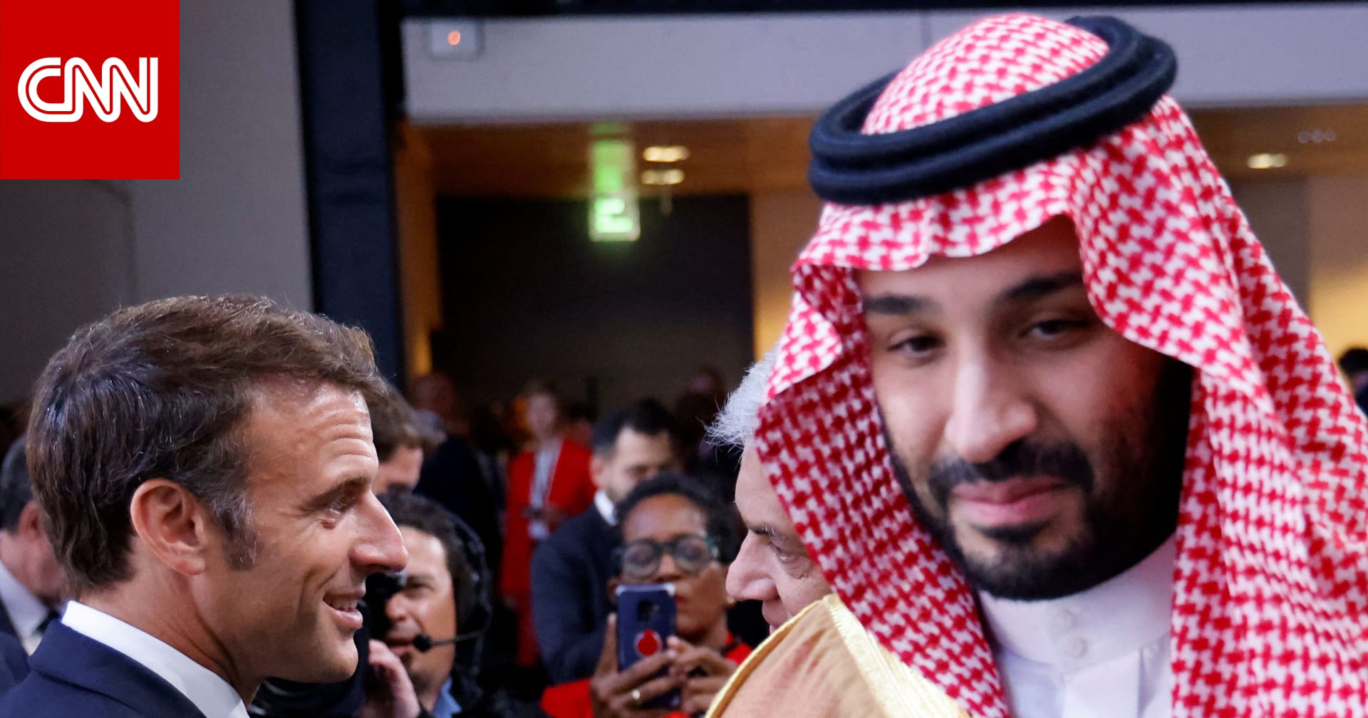 نظرة محمد بن سلمان لجون كيري في باريس ومحاولة قراءة شفاه الأمير تثير