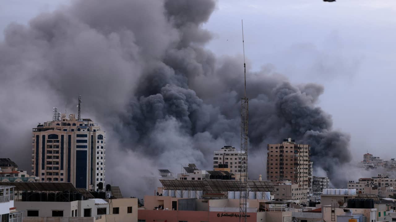 نتنياهو وغانتس يتفقان على تشكيل حكومة طوارئ لإدارة الحرب مع حماس - CNN ...